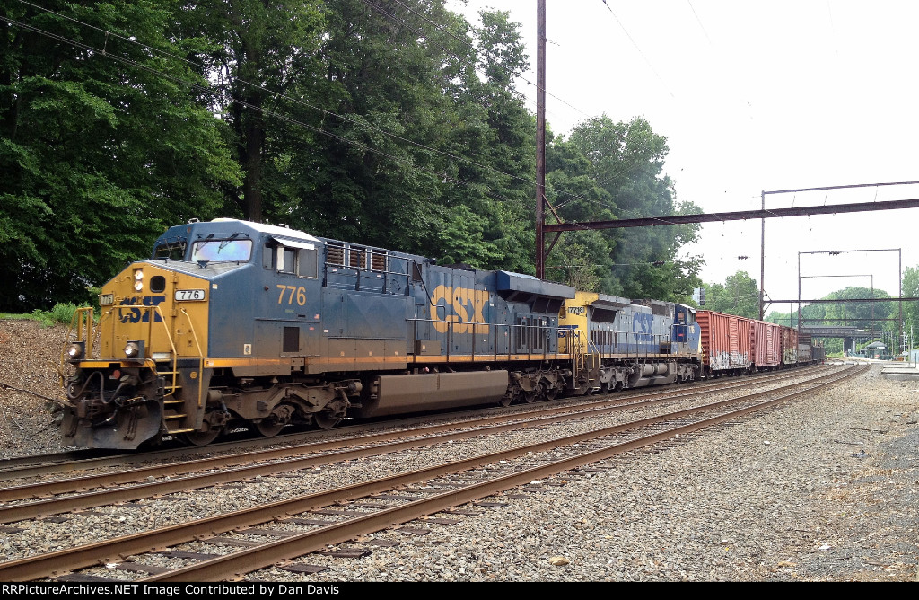 CSX ES40DC 776 leads Q438-25 east